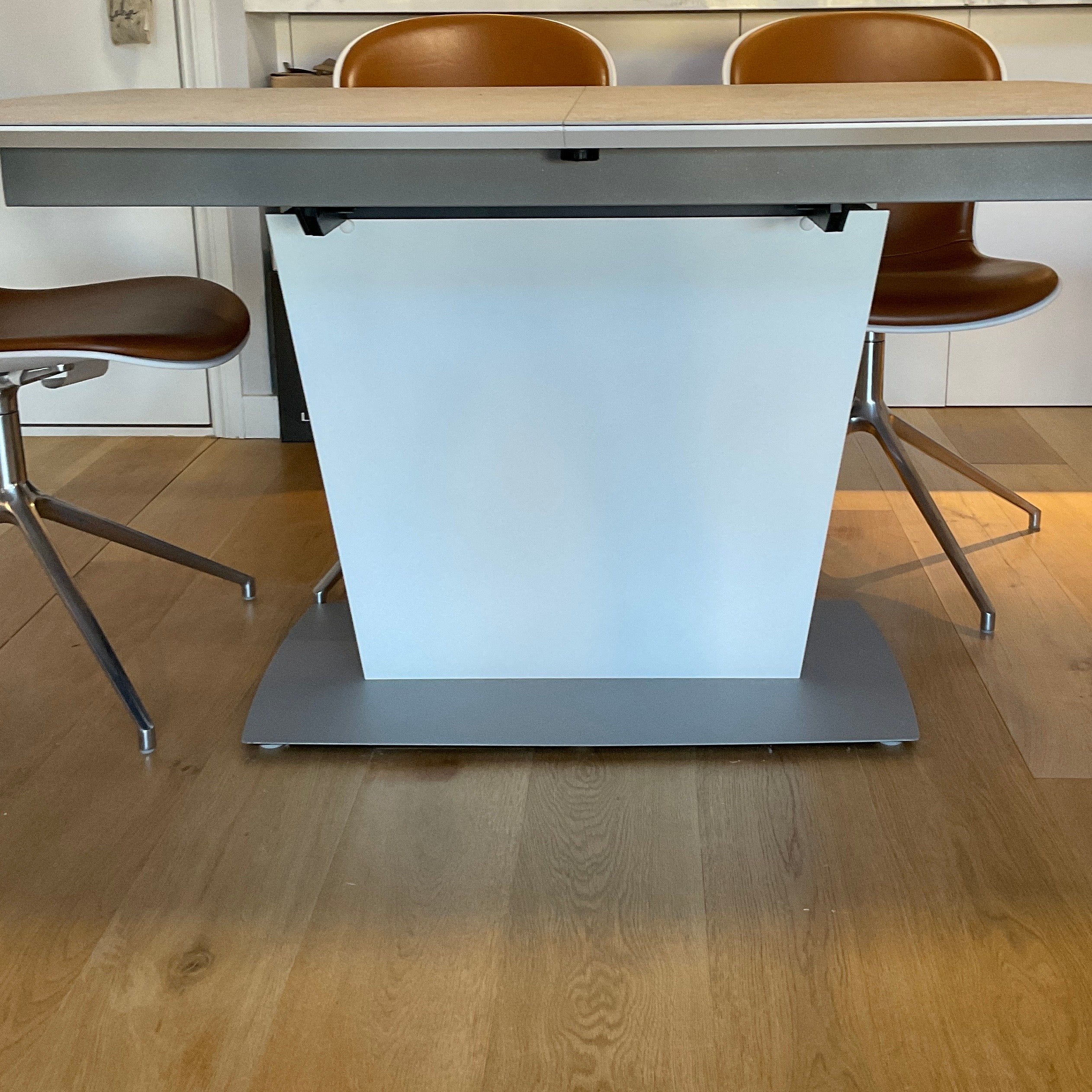 Milano Extension Dining Table by BoConcept – Home Furniture on Consignment